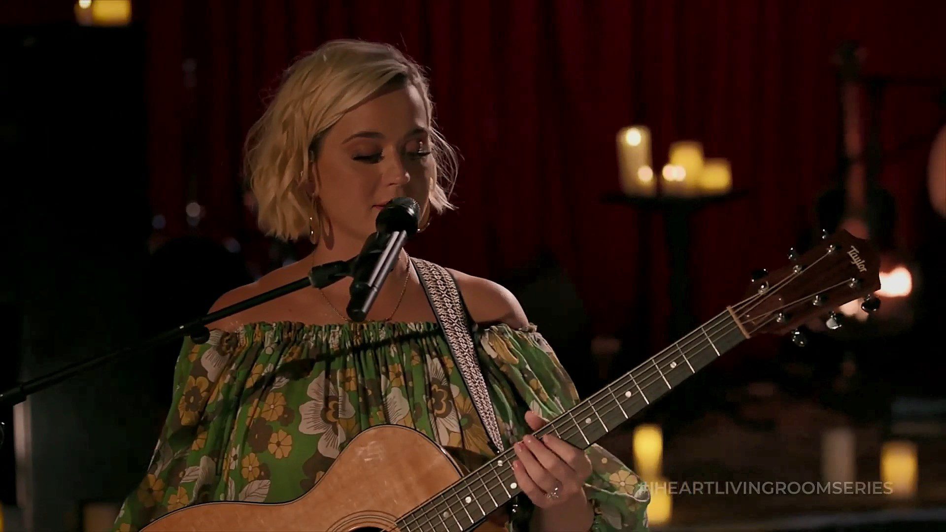 Katy Perry apresenta mini show no bar onde iniciou sua carreira - PurePop