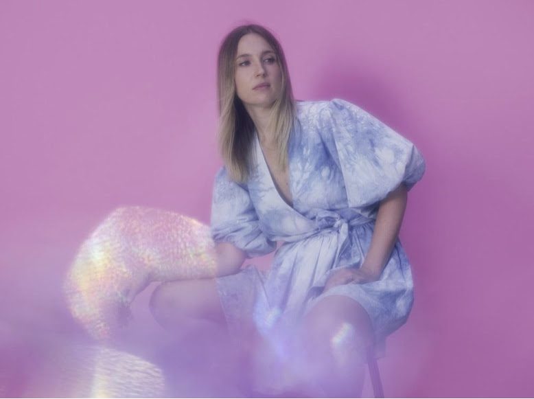 Ali Barter compartilha novo single/vídeo de "Twisted up" - PurePop