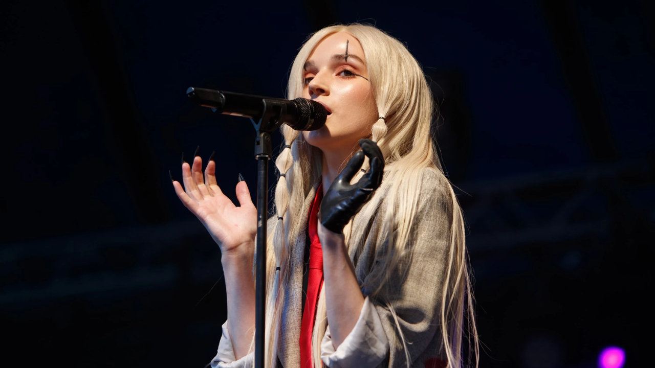 Revelação do Rock Alternativo, Poppy lança um single com a “cara do ...