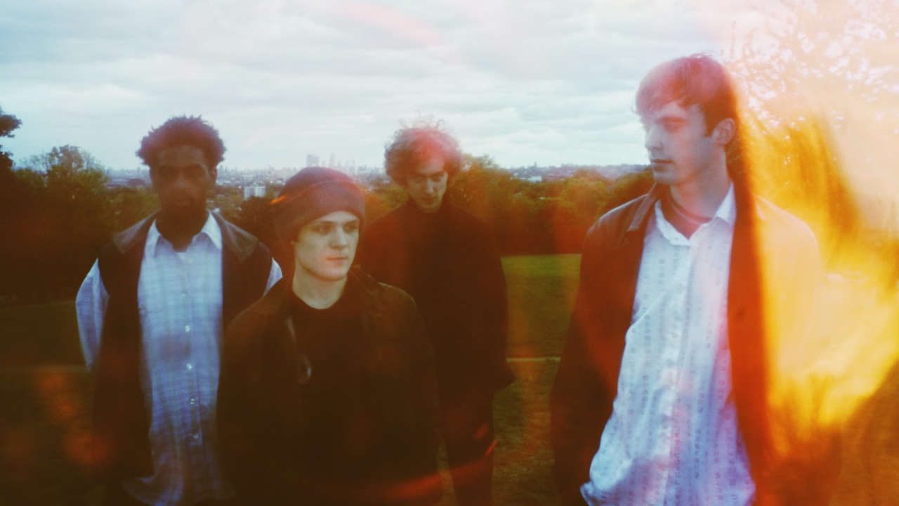 Lennon Gallagher, filho do polêmico Liam Gallagher, chama a atenção com ...