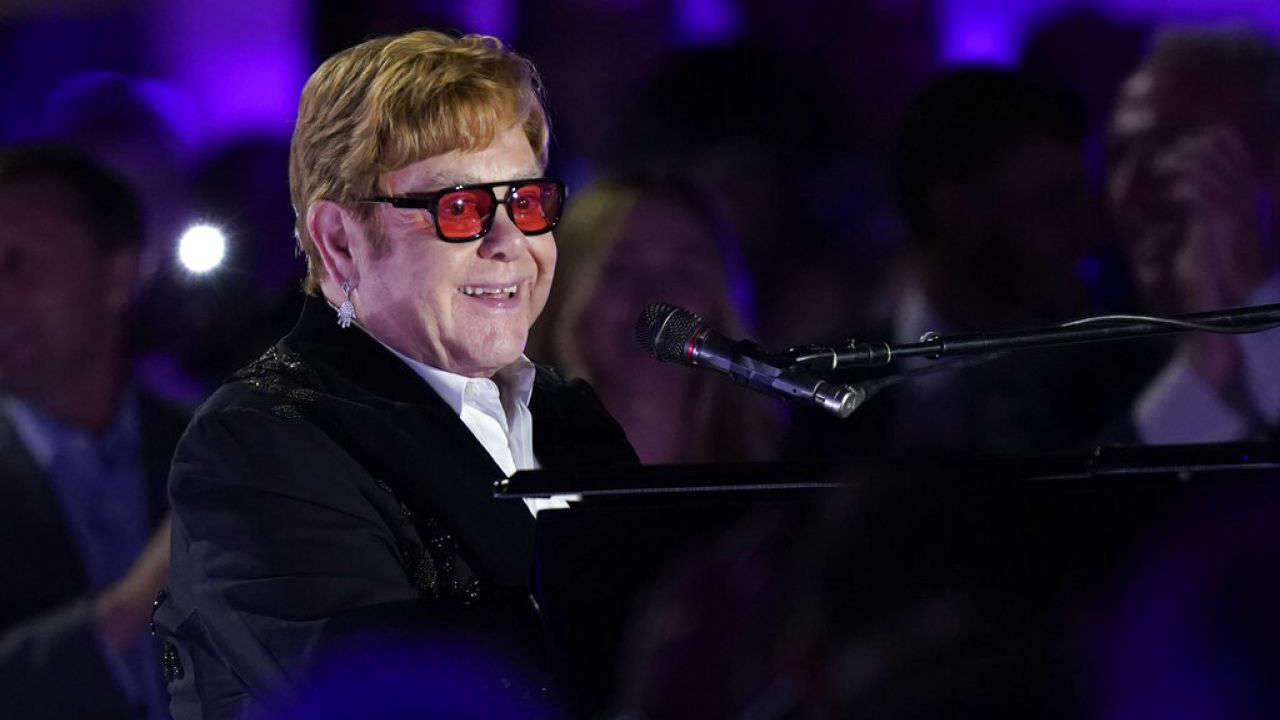 Elton John toca a clássica “Tiny Dancer” em um espetáculo na Casa ...