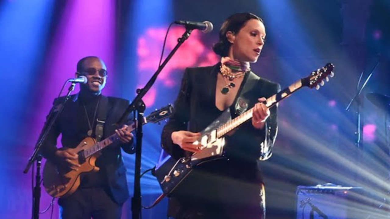 St. Vincent chama a atenção no programa The Late Show with Stephen ...