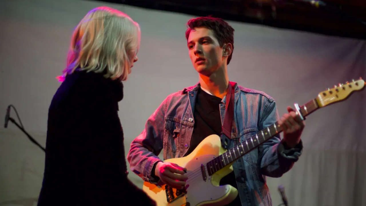 Phoebe Bridgers e Storefront Church prestam uma bela homenagem à finada ...