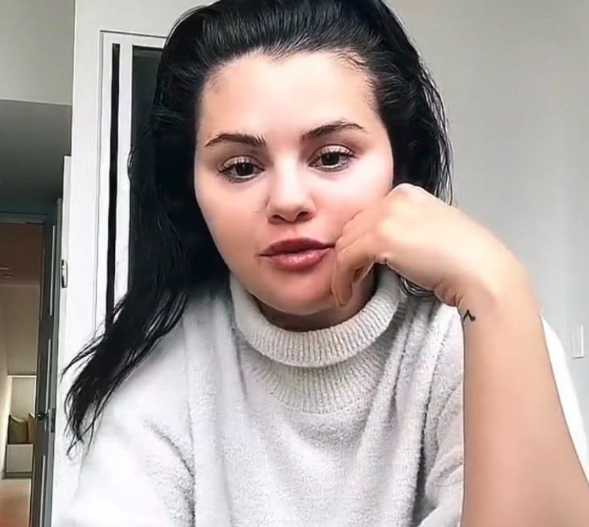 Selena Gomez faz live e fala sobre os comentários negativos sobre seu corpo - PurePop
