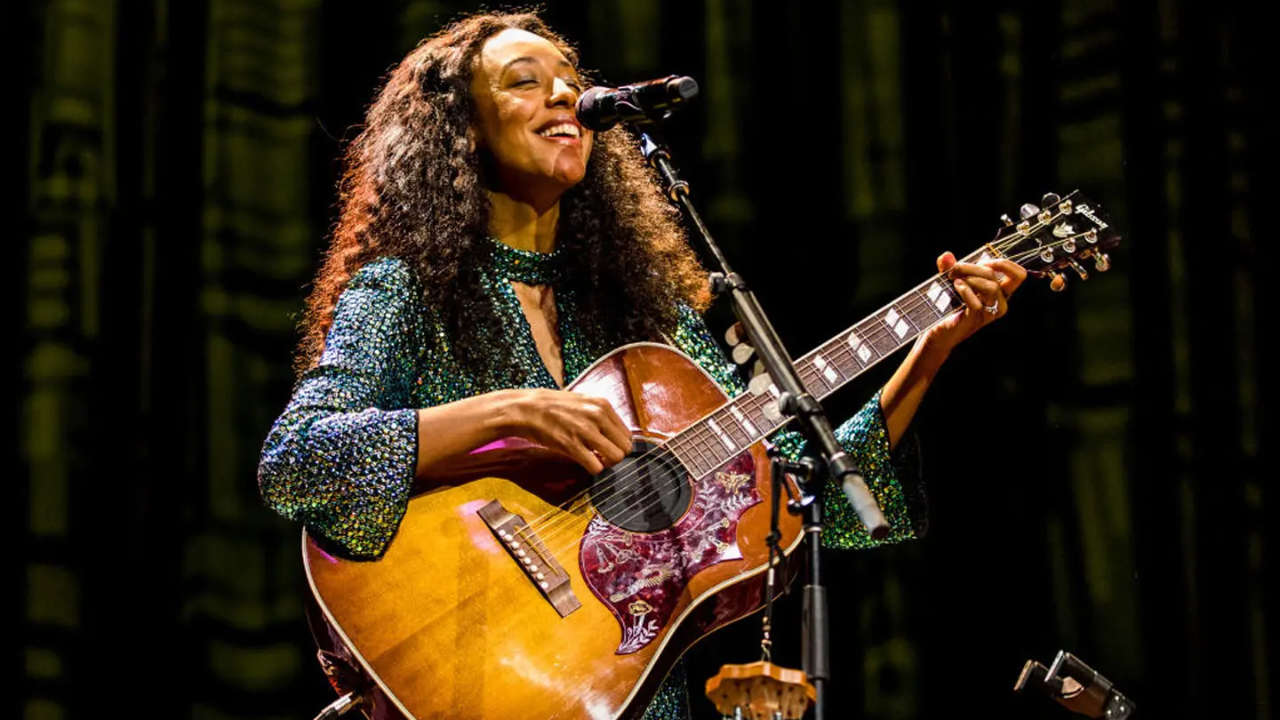 Novo single da cantora Corinne Bailey Rae é um típico “Hino Punk” - PurePop