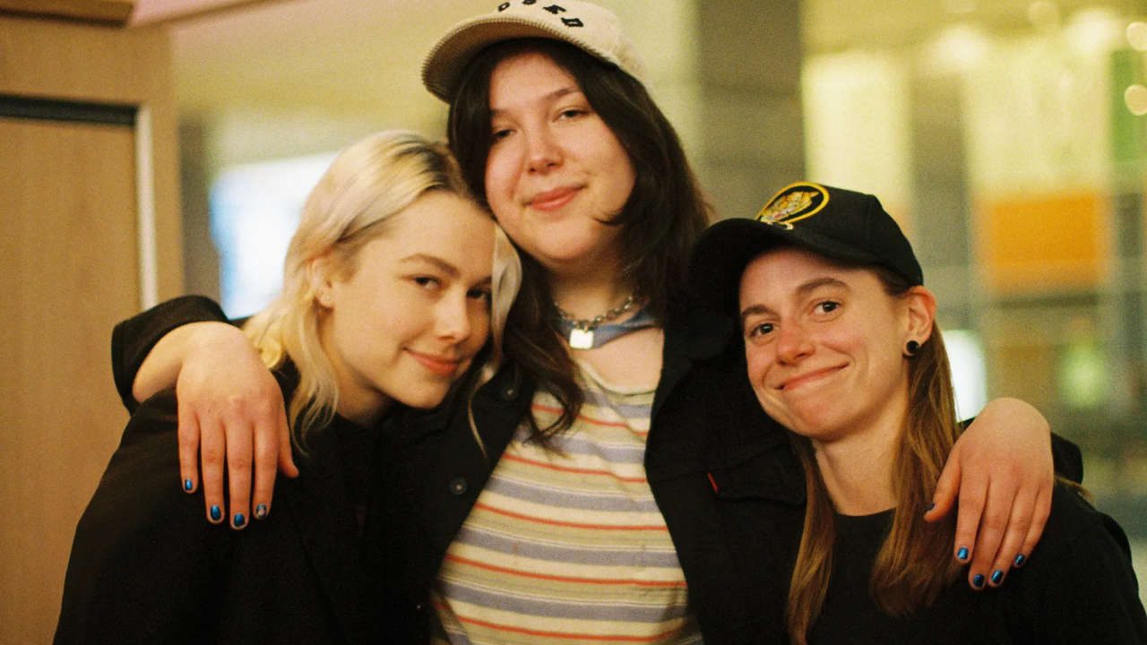 Boygenius “dá um show” em participação especial no programa CBS ...