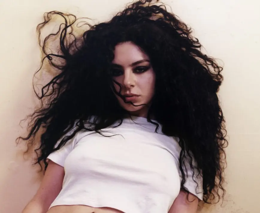 Charli XCX e Kesha revelam parceria com remix de "Spring Breakers" - PurePop