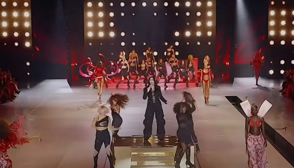 Cher brilha no Victoria's Secret Fashion Show 2024 com seus grandes ...